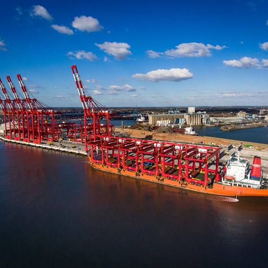 Last batch of CRMG cranes arrive in River Mersey for Liverpool 2 ...